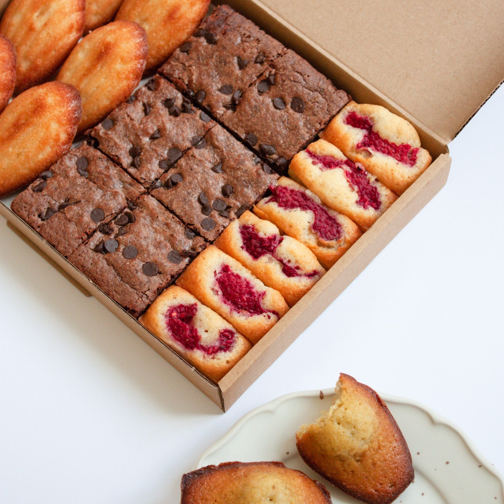 Brievenbuspost met brownies, madeleines en financiers – Pâtisserie Julie
