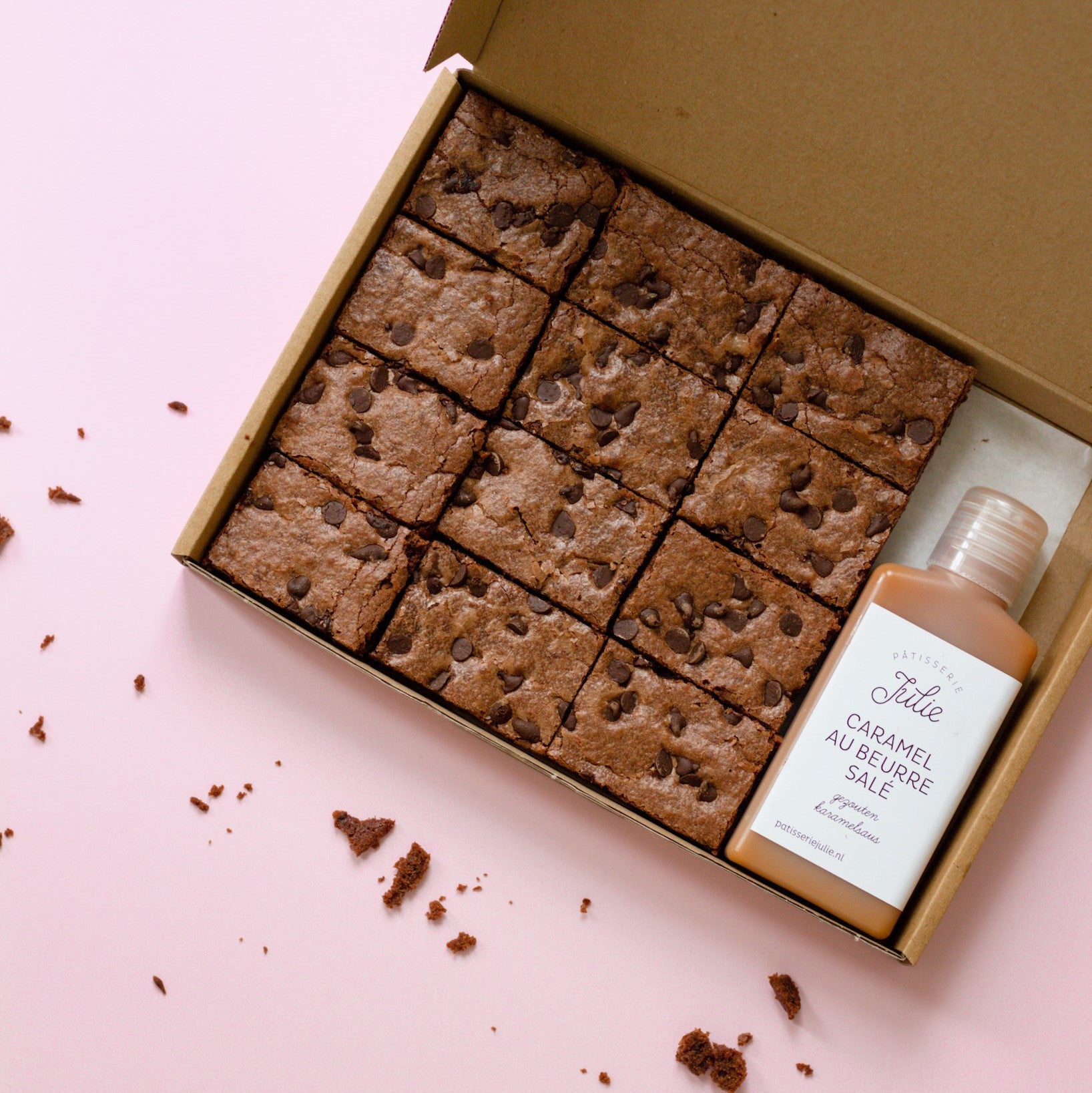 Brievenbuspost met brownies, madeleines en financiers – Pâtisserie Julie