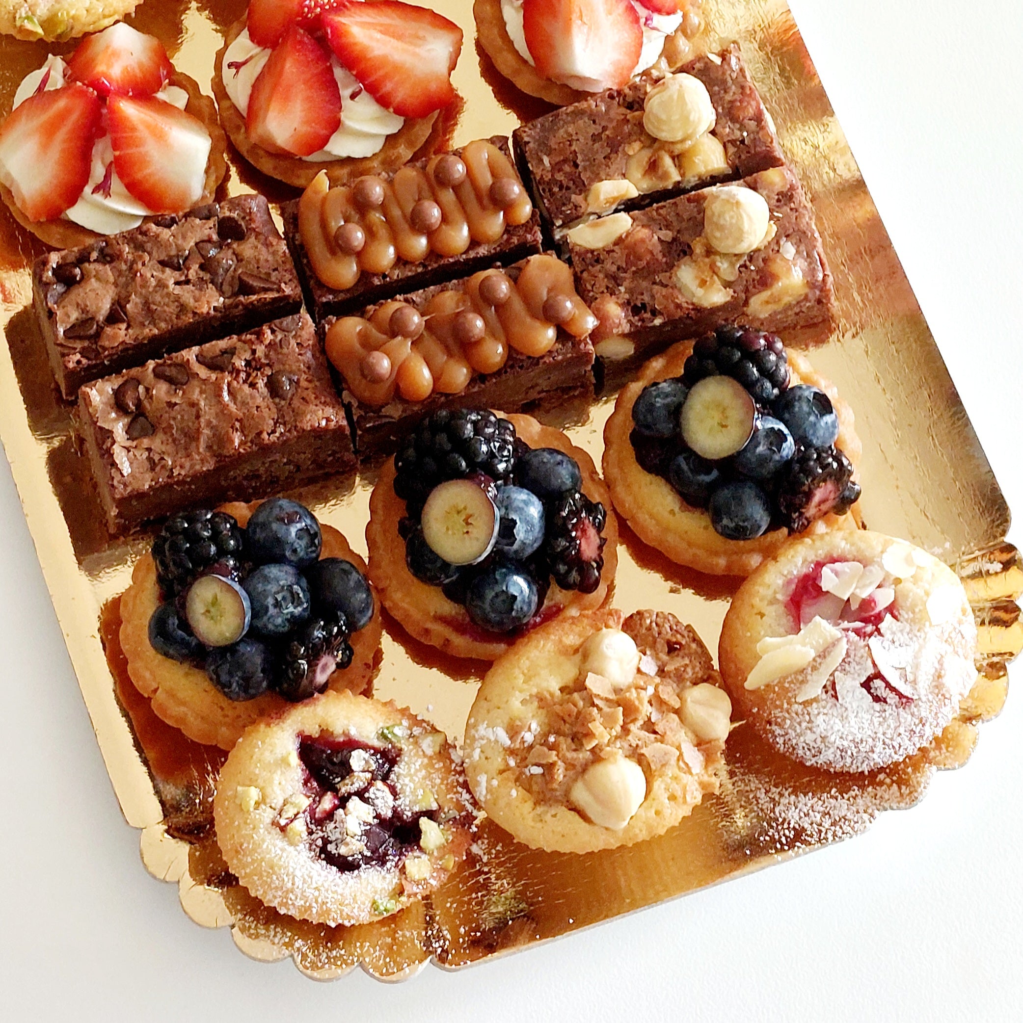 Petit fours | Mix op serveerplateau | 18, 24 of 48 stuks – Pâtisserie Julie